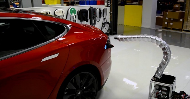 Tesla toont griezelig prototype automatische lader | Auto55.be | Nieuws