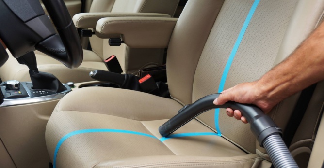 Stap 1: stofzuigen | Hoe je lederen interieur reinigen | Auto55.be ...