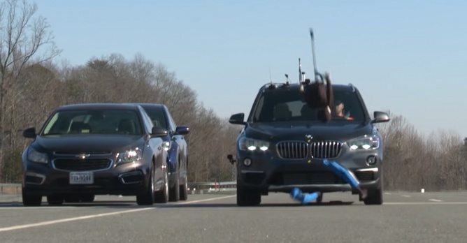 Voetgangerherkenning BMW X1 faalt hard | Auto55.be | Nieuws